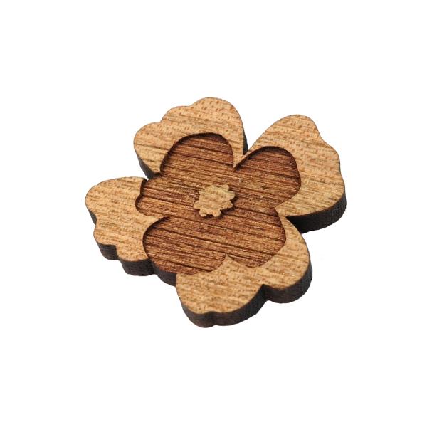 木のナチュラルな質感を活かしつつ、 かたち・もよう・テイストはさまざま。 コレクション心をくすぐるブローチです。素材【material】 クルミ材、柿渋、蜜蝋【clasp】 真鍮／ニッケルフリーサイズ：（約）35mm×35mm日本製はじまり...