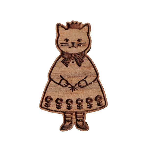 木のナチュラルな質感を活かしつつ、 かたち・もよう・テイストはさまざま。 コレクション心をくすぐるブローチです。素材【material】 クルミ材、柿渋、蜜蝋【clasp】 真鍮／ニッケルフリー【サイズ】縦：約31mm 横：約19mm 奥行...