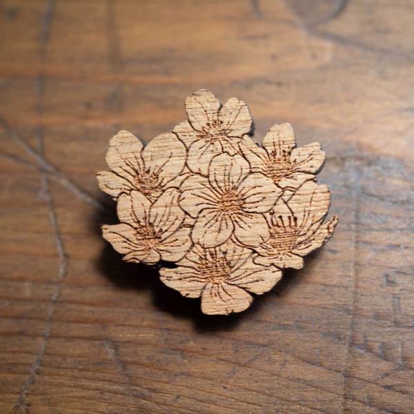 木のナチュラルな質感を活かしつつ、 かたち・もよう・テイストはさまざま。 コレクション心をくすぐるブローチです。素材【material】 クルミ材、柿渋、蜜蝋【clasp】 真鍮／ニッケルフリーサイズ：(約)30mm×30mm日本製はじまり...