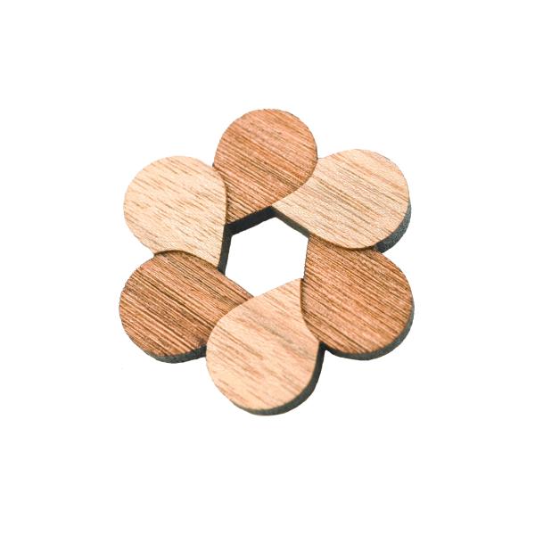 木のナチュラルな質感を活かしつつ、 かたち・もよう・テイストはさまざま。 コレクション心をくすぐるブローチです。素材【material】 クルミ材、柿渋、蜜蝋【clasp】 真鍮／ニッケルフリーサイズ：直径(約)45mm日本製はじまりは、森...