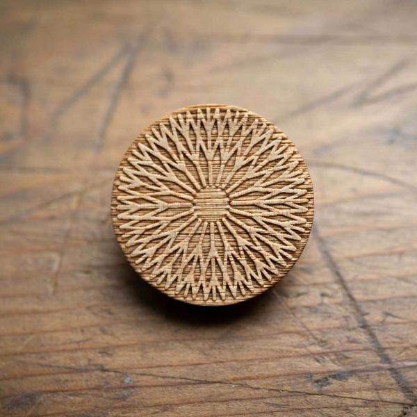 木のナチュラルな質感を活かしつつ、 かたち・もよう・テイストはさまざま。 コレクション心をくすぐるブローチです。素材【material】 クルミ材、柿渋、蜜蝋【clasp】 真鍮／ニッケルフリーサイズ：直径(約)30mm日本製はじまりは、森...