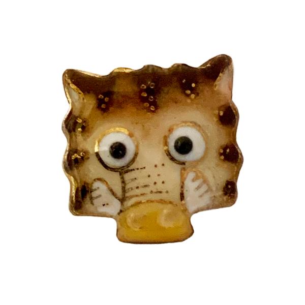 ＜サイズ＞（約）幅25mm×奥行き15mm×高さ25mm、重さ：約5g＜素材＞銅板・七宝釉薬・ガラス粒子・金液日本製伝統工芸風の七宝焼とは、ひと味ちがう、モダンであたたかみのあるデザインの、アンクル・ゼットの七宝焼のピンブローチです。七宝焼...