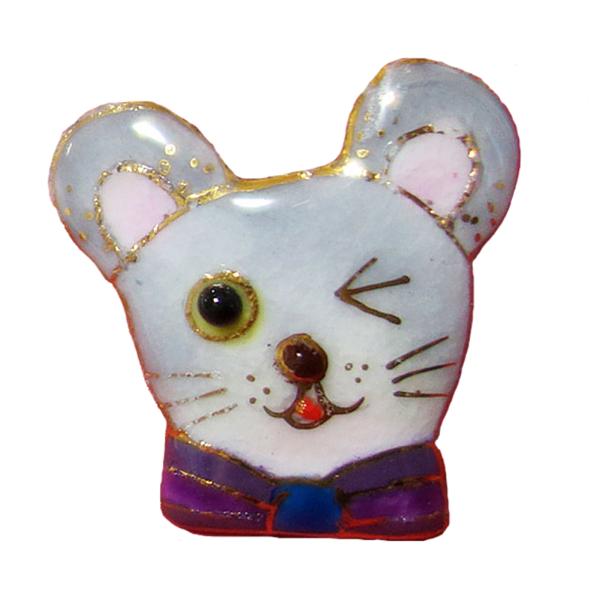 ＜サイズ＞（約）幅25mm×奥行き15mm×高さ25mm、重さ：約5g＜素材＞銅板・七宝釉薬・ガラス粒子・金液日本製伝統工芸風の七宝焼とは、ひと味ちがう、モダンであたたかみのあるデザインの、アンクル・ゼットの七宝焼のピンブローチです。七宝焼...