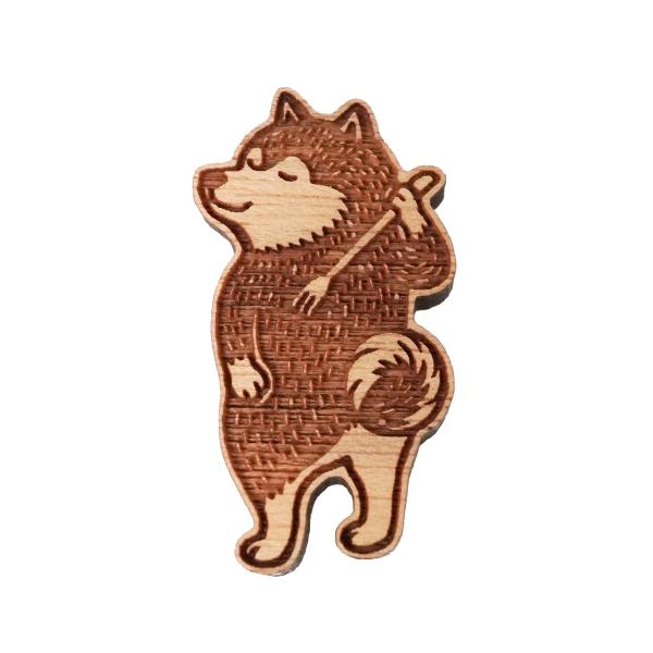 木のナチュラルな質感を活かしつつ、 かたち・もよう・テイストはさまざま。 コレクション心をくすぐるブローチです。素材【material】 クルミ材、柿渋、蜜蝋【clasp】 真鍮／ニッケルフリー【サイズ】縦：約35mm 横：約19mm 奥行...