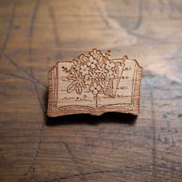 木のナチュラルな質感を活かしつつ、 かたち・もよう・テイストはさまざま。 コレクション心をくすぐるブローチです。素材【material】 クルミ材、柿渋、蜜蝋【clasp】 真鍮／ニッケルフリーサイズ：約35mm×25mm日本製はじまりは、...