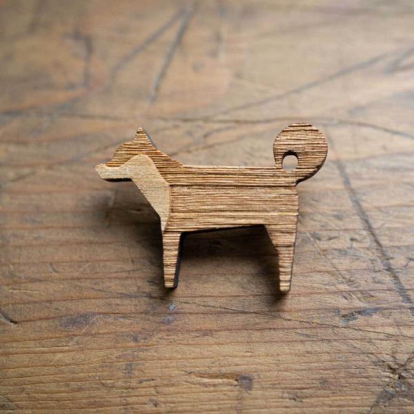 木のナチュラルな質感を活かしつつ、 かたち・もよう・テイストはさまざま。 コレクション心をくすぐるブローチです。素材【material】 クルミ材、柿渋、蜜蝋【clasp】 真鍮／ニッケルフリーサイズ：(約)38mm×26mm日本製はじまり...