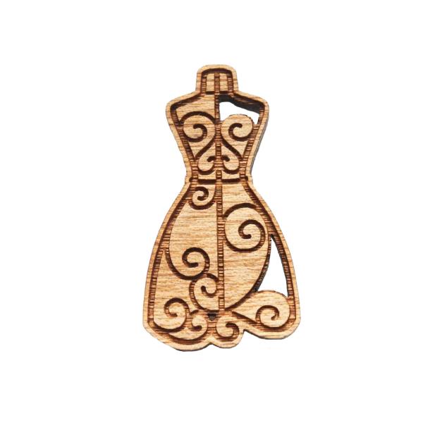 木のナチュラルな質感を活かしつつ、 かたち・もよう・テイストはさまざま。 コレクション心をくすぐるブローチです。素材【material】 クルミ材、柿渋、蜜蝋【clasp】 真鍮／ニッケルフリーサイズ：約23mm×45mm日本製はじまりは、...