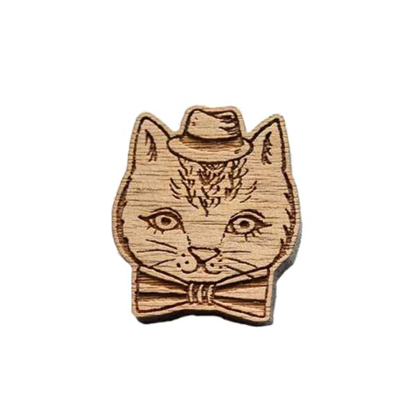 木のナチュラルな質感を活かしつつ、 かたち・もよう・テイストはさまざま。 コレクション心をくすぐるブローチです。素材【material】 クルミ材、柿渋、蜜蝋【clasp】 真鍮／ニッケルフリーサイズ：(約)26mm×30mm日本製はじまり...