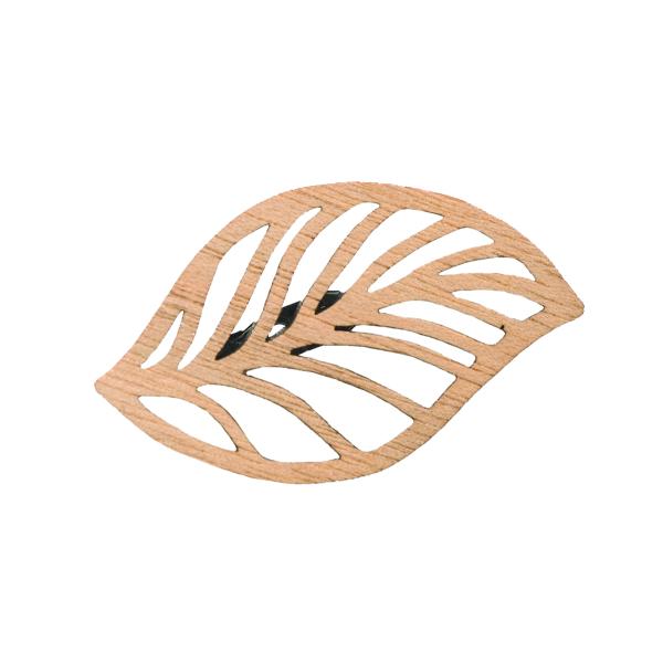 木のナチュラルな質感を活かしつつ、 かたち・もよう・テイストはさまざま。 コレクション心をくすぐるブローチです。素材【material】 クルミ材、柿渋、蜜蝋【clasp】 真鍮／ニッケルフリーサイズ：約50mm×29mm日本製はじまりは、...