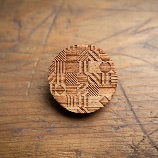 木のナチュラルな質感を活かしつつ、 かたち・もよう・テイストはさまざま。 コレクション心をくすぐるブローチです。素材【material】 クルミ材、柿渋、蜜蝋【clasp】 真鍮／ニッケルフリーサイズ：(約)直径30mm日本製はじまりは、森...