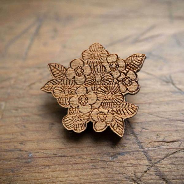 木のナチュラルな質感を活かしつつ、 かたち・もよう・テイストはさまざま。 コレクション心をくすぐるブローチです。素材【material】 クルミ材、柿渋、蜜蝋【clasp】 真鍮／ニッケルフリーサイズ：約38mm×30mm日本製はじまりは、...