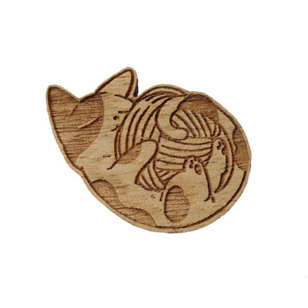 木のナチュラルな質感を活かしつつ、 かたち・もよう・テイストはさまざま。 コレクション心をくすぐるブローチです。素材【material】 クルミ材、柿渋、蜜蝋【clasp】 真鍮／ニッケルフリーサイズ：（約）33mm×24mm日本製はじまり...