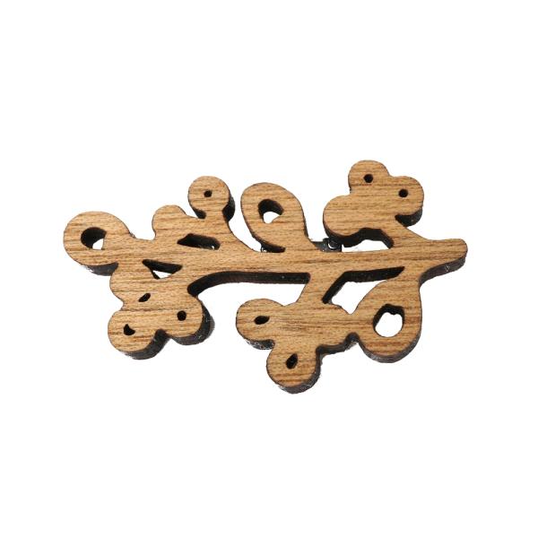 木のナチュラルな質感を活かしつつ、 かたち・もよう・テイストはさまざま。 コレクション心をくすぐるブローチです。素材【material】 クルミ材、柿渋、蜜蝋【clasp】 真鍮／ニッケルフリーサイズ：（約）47mm×24mm日本製はじまり...