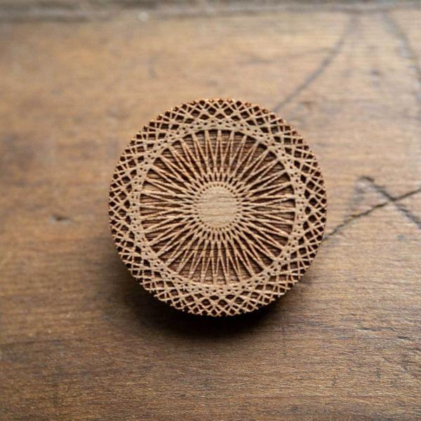 木のナチュラルな質感を活かしつつ、 かたち・もよう・テイストはさまざま。 コレクション心をくすぐるブローチです。素材【material】 クルミ材、柿渋、蜜蝋【clasp】 真鍮／ニッケルフリーサイズ：約30mm×30mm日本製はじまりは、...