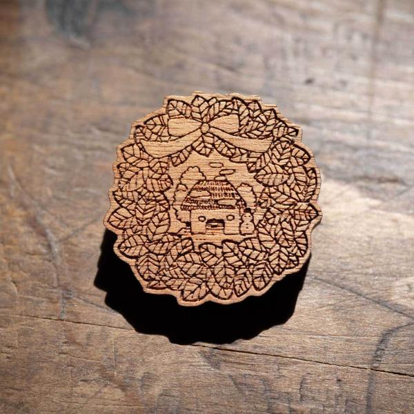 木のナチュラルな質感を活かしつつ、 かたち・もよう・テイストはさまざま。 コレクション心をくすぐるブローチです。素材【material】 クルミ材、柿渋、蜜蝋【clasp】 真鍮／ニッケルフリーサイズ：(約)30mm×30mm日本製はじまり...