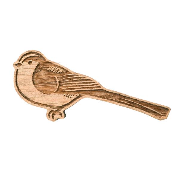 木のナチュラルな質感を活かしつつ、 かたち・もよう・テイストはさまざま。 コレクション心をくすぐるブローチです。素材【material】 クルミ材、柿渋、蜜蝋【clasp】 真鍮／ニッケルフリーサイズ：約65mm×25mm日本製はじまりは、...