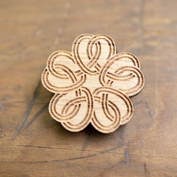 木のナチュラルな質感を活かしつつ、 かたち・もよう・テイストはさまざま。 コレクション心をくすぐるブローチです。素材【material】 クルミ材、柿渋、蜜蝋【clasp】 真鍮／ニッケルフリーサイズ：約27mm×27mm日本製はじまりは、...