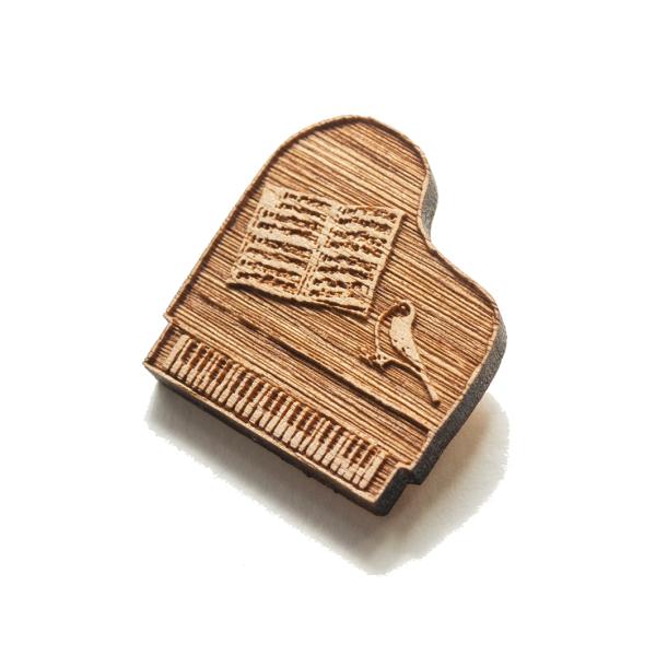 木のナチュラルな質感を活かしつつ、 かたち・もよう・テイストはさまざま。 コレクション心をくすぐるブローチです。素材【material】 クルミ材、柿渋、蜜蝋【clasp】 真鍮／ニッケルフリーサイズ：約28mm×30mm日本製はじまりは、...