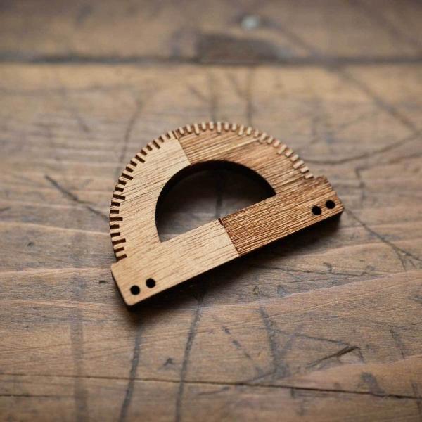 木のナチュラルな質感を活かしつつ、 かたち・もよう・テイストはさまざま。 コレクション心をくすぐるブローチです。素材【material】 クルミ材、柿渋、蜜蝋【clasp】 真鍮／ニッケルフリーサイズ：約47mm×30mm日本製はじまりは、...