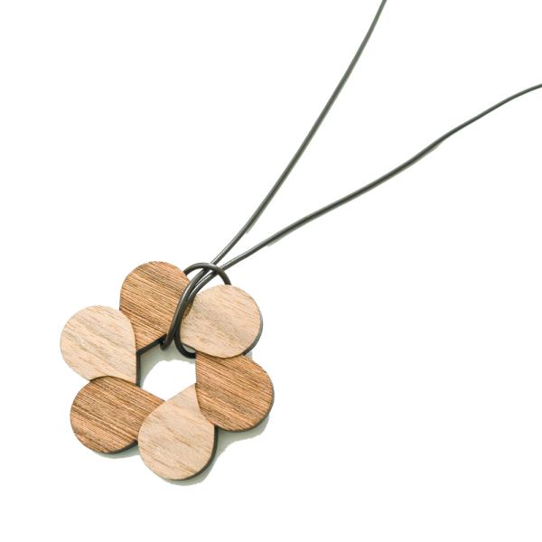 【木ｔｃｈ】クルミの木・ネックレス貴金属のアクセサリーとは異なる、やわらかな素材感と軽さが特徴のコッチは、使うシーンを選びません。家で過ごすときはもちろん、ちょっとしたお出かけにも、旅先へも、オフィスへも。どこへでも一緒に連れていけます。時...