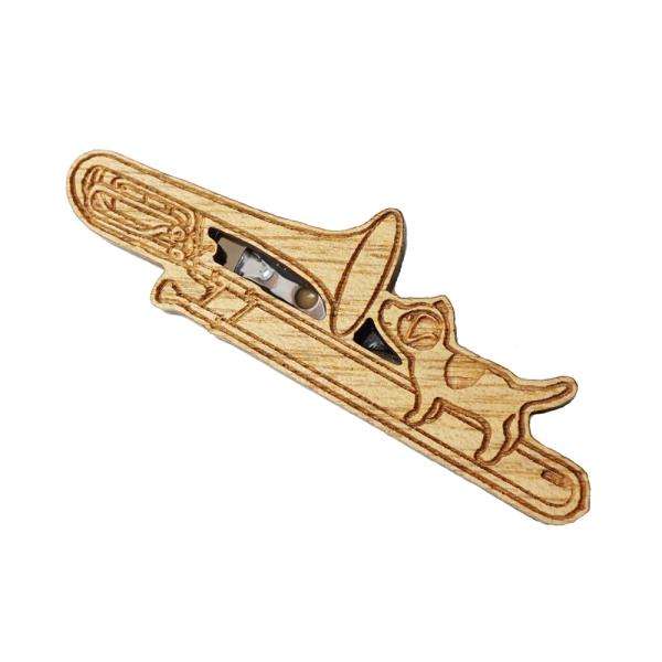 木のナチュラルな質感を活かしつつ、 かたち・もよう・テイストはさまざま。 コレクション心をくすぐるブローチです。素材【material】 クルミ材、柿渋、蜜蝋【clasp】 真鍮／ニッケルフリーサイズ：（約）57mm×18mm日本製はじまり...