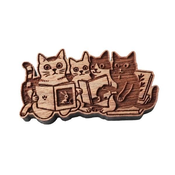 木のナチュラルな質感を活かしつつ、 かたち・もよう・テイストはさまざま。 コレクション心をくすぐるブローチです。素材【material】 クルミ材、柿渋、蜜蝋【clasp】 真鍮／ニッケルフリー【サイズ】縦：約27mm 横：約43mm 奥行...