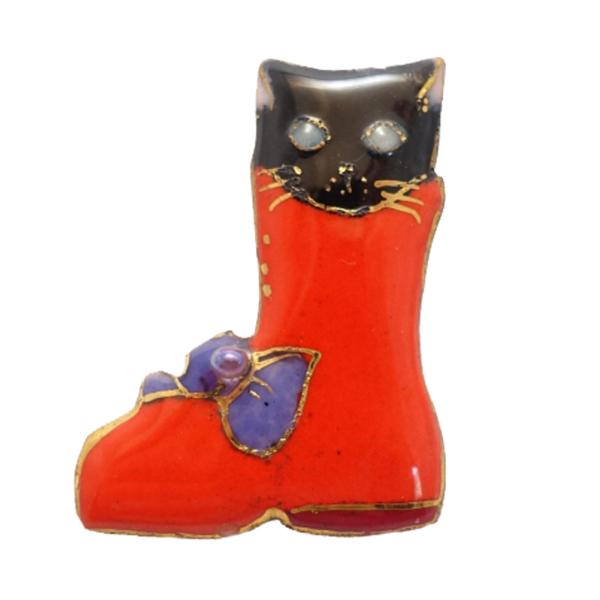 ＜サイズ＞（約）幅26mm×奥行き15mm×高さ35mm＜素材＞銅板・七宝釉薬・ガラス粒子・金液日本製伝統工芸風の七宝焼とは、ひと味ちがう、モダンであたたかみのあるデザインの、アンクル・ゼットの七宝焼のピンブローチです。七宝焼のねこのピンブ...