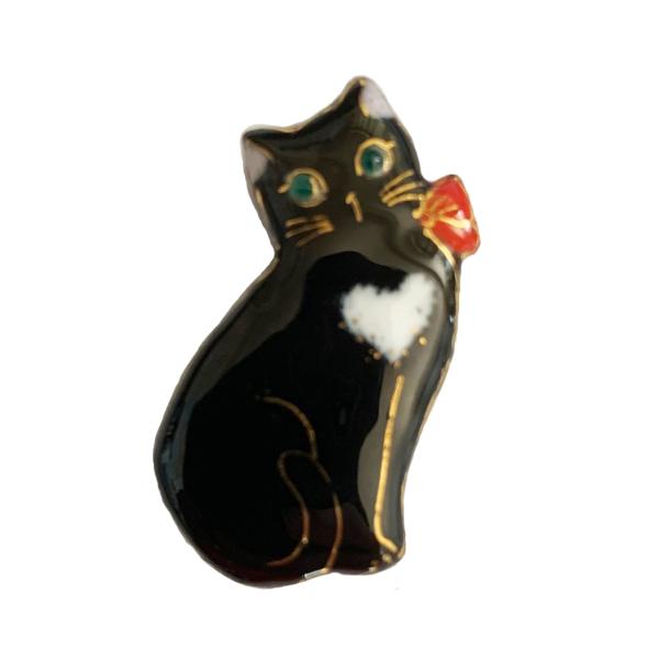 ＜サイズ＞(約)幅21mm×奥行き10mm×高さ30mm重さ：約7g＜素材＞銅板・七宝釉薬・ガラス粒子・金液日本製伝統工芸風の七宝焼とは、ひと味ちがう、モダンであたたかみのあるデザインの、アンクル・ゼットの七宝焼の帯留です。銅板を手で切り出...