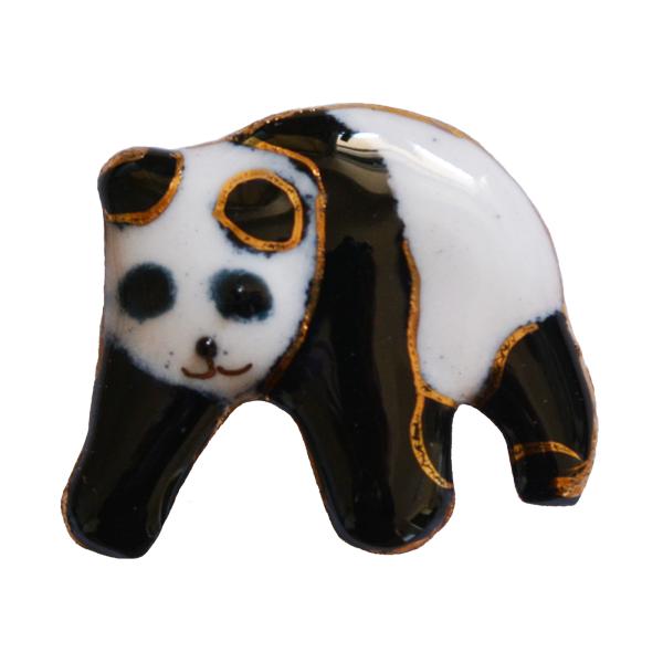 ＜サイズ＞（約）幅30mm×奥行き15mm×高さ20mm、重さ：約4g＜素材＞銅板・七宝釉薬・ガラス粒子・金液日本製伝統工芸風の七宝焼とは、ひと味ちがう、モダンであたたかみのあるデザインの、アンクル・ゼットの七宝焼のピンブローチです。七宝焼...