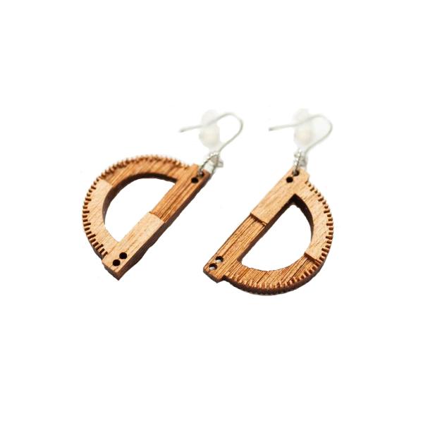 【木ｔｃｈ】クルミの木・ピアス木のナチュラルな質感を活かしつつ、 かたち・もよう・テイストはさまざま。 コレクション心をくすぐるピアスです。素材【material】 クルミ材、柿渋、蜜蝋【catch】サージカルステンレス金属アレルギーの原因...