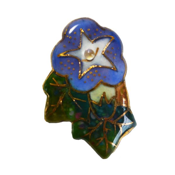 ＜サイズ＞（約）幅25mm×奥行き15mm×高さ35mm、重さ：約6g＜素材＞銅板・七宝釉薬・ガラス粒子・金液日本製伝統工芸風の七宝焼とは、ひと味ちがう、モダンであたたかみのあるデザインの、アンクル・ゼットの七宝焼のピンブローチです。七宝焼...