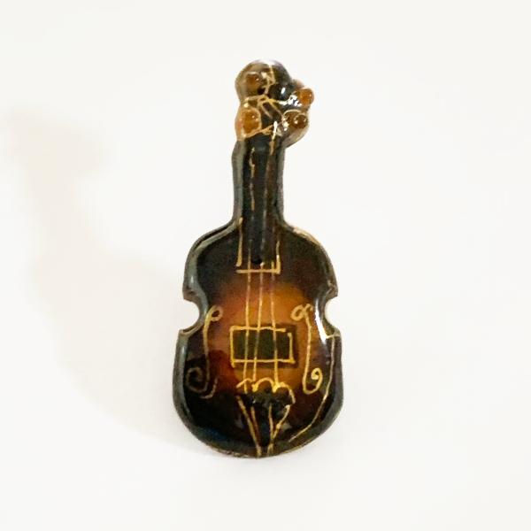 ＜サイズ＞（約）幅20mm×奥行き15mm×高さ45mm、重さ：約5g＜素材＞銅板・七宝釉薬・ガラス粒子・金液日本製伝統工芸風の七宝焼とは、ひと味ちがう、モダンであたたかみのあるデザインの、アンクル・ゼットの七宝焼のピンブローチです。七宝焼...