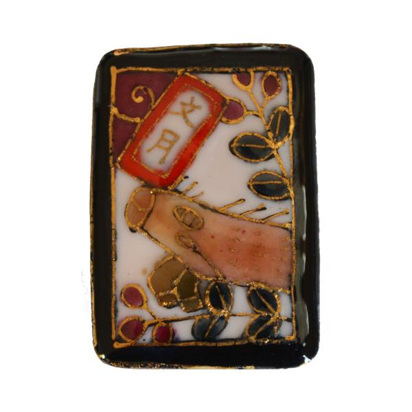 ＜サイズ＞（約）幅18mm×奥行き15mm×高さ25mm、重さ：約5g＜素材＞銅板・七宝釉薬・ガラス粒子・金液日本製伝統工芸風の七宝焼とは、ひと味ちがう、モダンであたたかみのあるデザインの、アンクル・ゼットの七宝焼のピンブローチです。七宝焼...