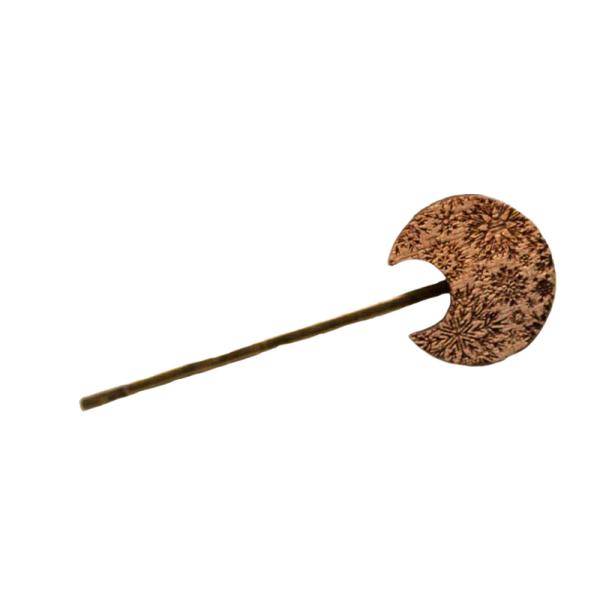 木のナチュラルな質感を活かしつつ、 かたち・もよう・テイストはさまざま。 コレクション心をくすぐるヘアピンです。ヴィンテージライクなヘアピンは重ねづけが得意。まとめ髪に行儀よく並べたり、 ルーズヘアにランダムにつけたり、使い方自由自在。 素...