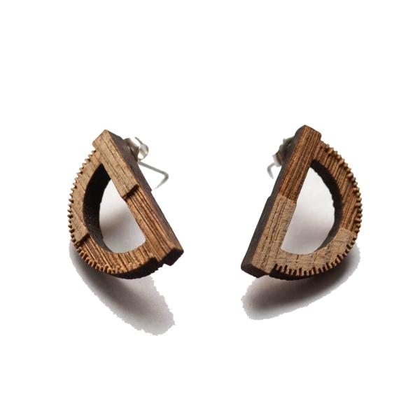 【木ｔｃｈ】クルミの木・ピアス木のナチュラルな質感を活かしつつ、 かたち・もよう・テイストはさまざま。 コレクション心をくすぐるピアスです。素材【material】 クルミ材、柿渋、蜜蝋【catch】サージカルステンレス金属アレルギーの原因...