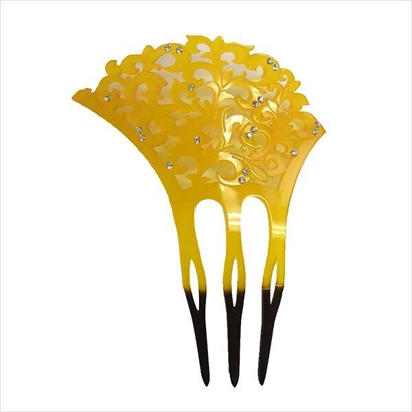 【発売日：2018年09月19日】繊細な唐草模様の透かし細工が粋な、大ぶりのバチ型かんざしです。散りばめたラインストーンが華やかさを添えた、存在感のあるデザインです。カジュアルからフォーマルまで幅広いシーンでご使用いただけます。【サイズ】　...