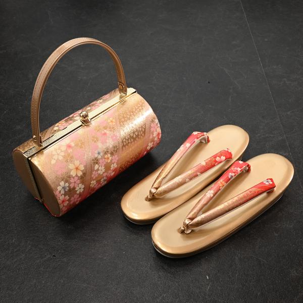 【サイズ】 2L寸（24cm〜24.5cm程度）【色・柄】レッド・金地・桜柄【草　履】金地/ゴールド/花緒はバックと同柄