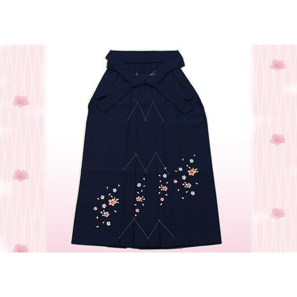 卒業式や謝恩会に！ 女性用刺繍入り袴 S〜Lサイズ今や卒業式や謝恩会の定番になった袴のご紹介です。可愛い二尺袖や振袖、アンティークの着物に合わせてコーディネートしてみてはいかがでしょうか。素材がポリエステルになっており、洗えることはもちろん...