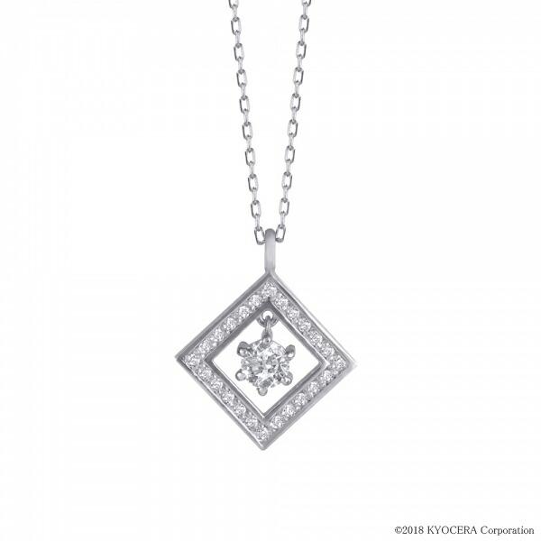ダイヤモンドの周りを取り囲んだスクエアデザインのペンダント。大ぶりなトップが目を引くペンダントは周囲にメレダイヤをちりばめ、中央のダイヤモンドとあわさってさらに輝きます。日常使いからお出かけまで場所を選ばずお楽しみいただけるダイヤモンドペン...