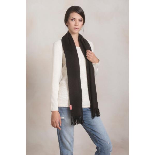 高級繊維であるアルパカの中でも初めて収穫された毛（繊維が細い）である『ベビーアルパカ』を100%使用して作られたスタンダードな無地のマフラーです。しっかりとした生地の厚みがありながら軽量で暖かく滑らかな肌触りが特徴です。シンプルなデザインな...