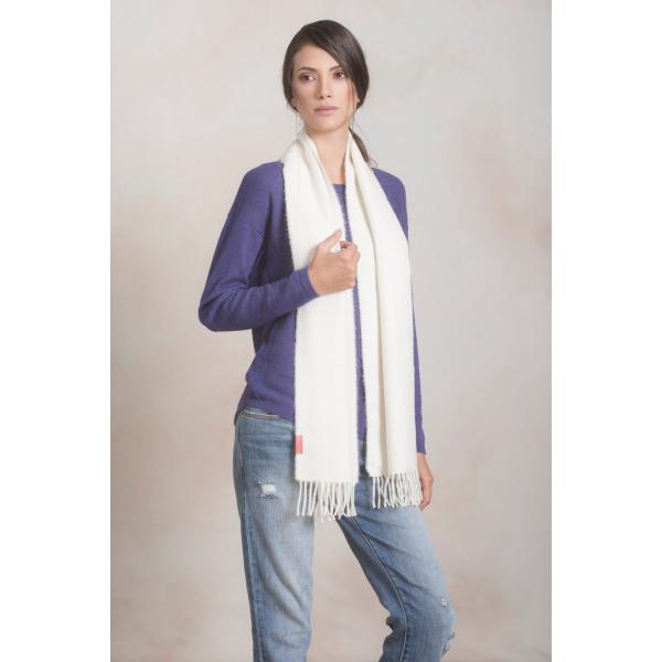 高級繊維であるアルパカの中でも初めて収穫された毛（繊維が細い）である『ベビーアルパカ』を100%使用して作られたスタンダードな無地のマフラーです。しっかりとした生地の厚みがありながら軽量で暖かく滑らかな肌触りが特徴です。シンプルなデザインな...