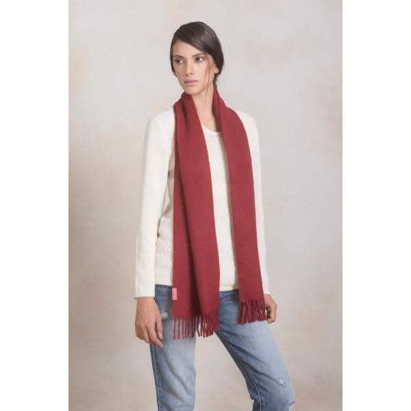 高級繊維であるアルパカの中でも初めて収穫された毛（繊維が細い）である『ベビーアルパカ』を100%使用して作られたスタンダードな無地のマフラーです。しっかりとした生地の厚みがありながら軽量で暖かく滑らかな肌触りが特徴です。シンプルなデザインな...