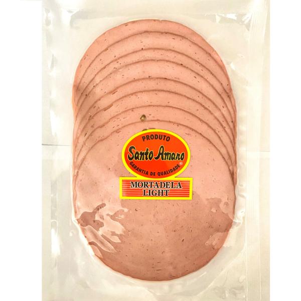 原材料：豚肉(国産)、牛肉、乳清たん白濃縮物、食塩、香辛料、植物たん白、食用油脂、砂糖／カゼインNa、リン酸塩(Na)、保存料(ソルビン酸)、調味料(アミノ酸)、酸化防止剤(V.C)、着色料(ラック)、発色剤(亜硝酸Na)、(一部に豚肉・牛...