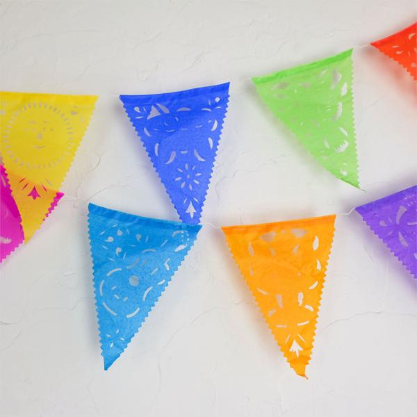 『パペルピカド』（papel picado）とはスペイン語で「切り刻んだ紙」という意味。カラフルな紙に刻まれる絵柄は太陽や花、メキシカンスカル（骸骨）などさまざまです。大人気ディズニー映画『リメンバーミー』でもあらゆる場面に登場する、メキシ...