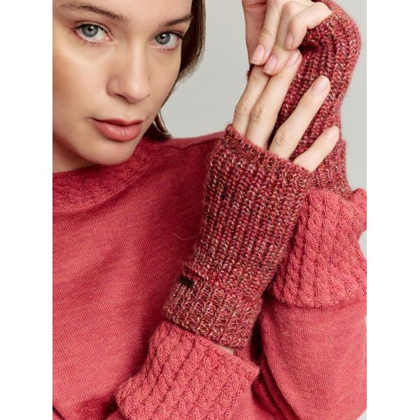 高級繊維であるアルパカの中でも初めて収穫された毛（繊維が細い）である「ベビーアルパカ」を100%使用して作られた手袋です。軽量で暖かく滑らかな肌触り、保温性も抜群です。シンプルなデザインながら素材を活かした機能性と上品さを併せ持つ優れもので...