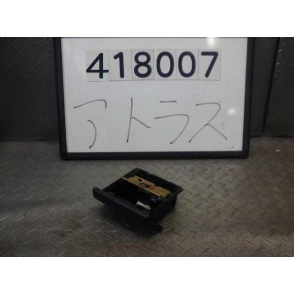 **** 商品説明を必ずご確認ください ****部品管理番号：000041800770250メーカー純正品番：68810-0T000部品名：灰皿部品区分：リサイクル品車名：アトラス車両タイプ名：トラック通称型式：SVR8RBFF23LZU認...