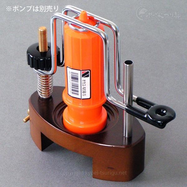 万力付のポンプ絞り台です。しっかり固定して絞れるので、ストレスなく絞ることが可能です。ポンプ底径はφ42.5/φ50/φ58の三段階で使用でき、メーカー各社ほとんどのポンプに対応できます。※オレンジ色のポンプは付属しません。※メーカーの都合...
