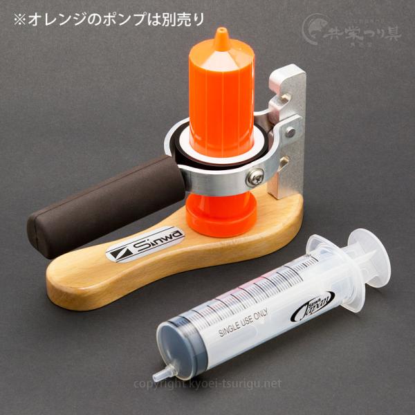 雑誌等でインストラクター達も愛用しているポンプ絞り台です。ブッシュで穴径（約35mm/約45mm）を変更できるのでポンプの大小にかかわらず、これ一台でOKです。水量を正確に測れる水量測定器が付属します。当店イチオシの商品です。※紛失しやすい...