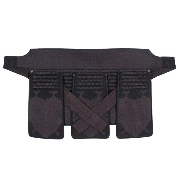 【サイズの測り方】・正確に測定するために必ず二人一組で測ってください。・メジャーは柔らかいものをご使用ください。金属製のメジャーでは正しく測れません。・こちらの表と大幅に違う場合は測り間違えの可能性があります。※生産時期によってステッチの色...