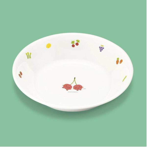 野菜の絵柄が人気です。食器の底にも絵柄があり、完食する楽しみを誘います。電子レンジはご使用いただけません。■商品名：深皿■サイズ：直径179×高さ40mm■満水容量：580cc■材質：メラミン■耐熱温度：120℃温冷配膳車対応,食器洗浄機対...